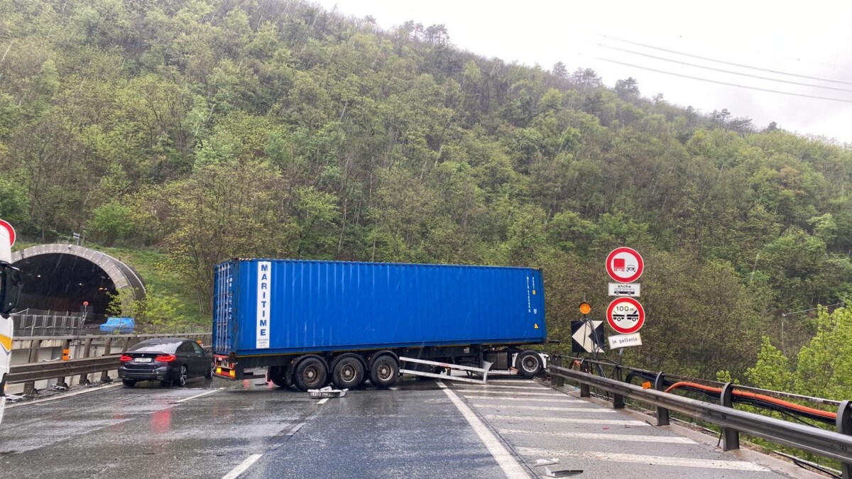 Incidente sulla A26 tra Masone e Ovada: lunga coda in direzione ... Incidente sulla A26 tra Masone e Ovada: lunga coda in direzione ...
